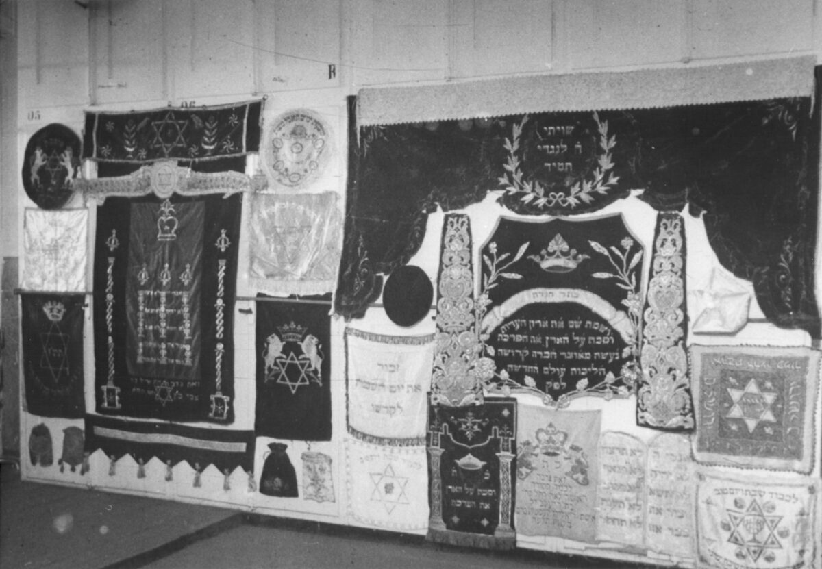 USHMM-Display-of-ritual-synagogue-textiles-confiscated-by-the-Nazis ...